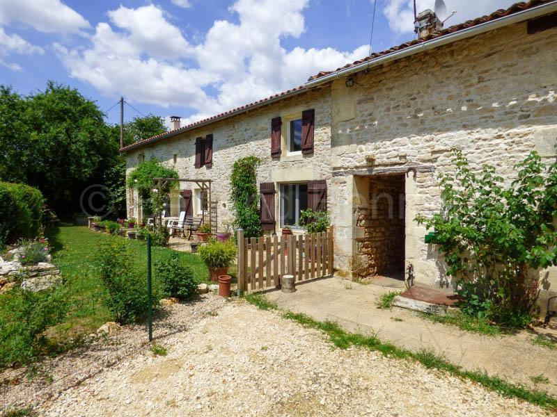 Ensemble de deux maisons en pierres et dépendances - Sauze-vaussais ...
